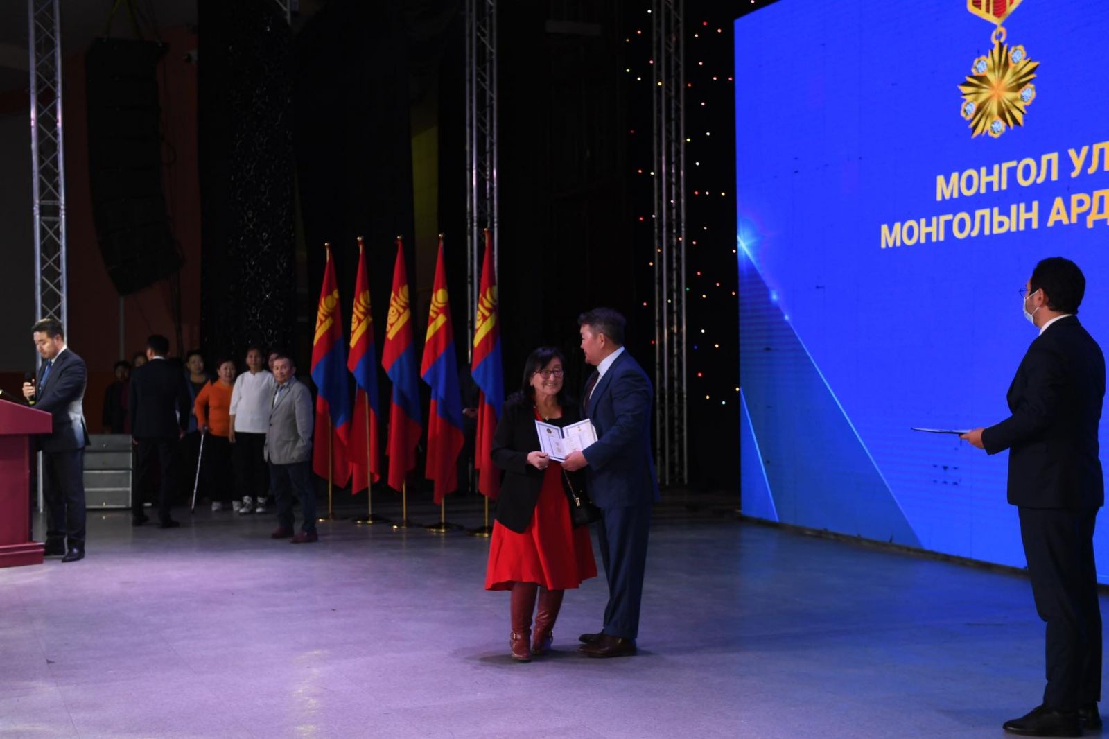 Х Баттулга хамгийн олон одон тэмдэг тараасан улс төрчөөр “геннест