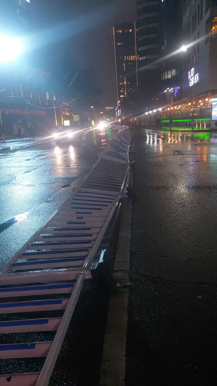 ГХЯ-ны баруун талын замын голын хайс өчигдөр орой салхины үеэр унажээ – updown.mn